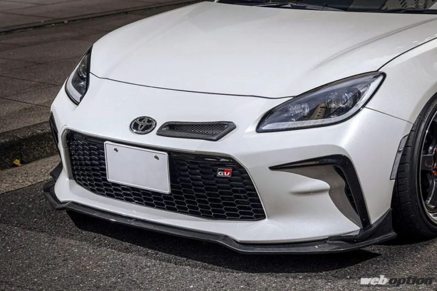 個性的な存在感を醸し出すGR86のフロントバンパー上部左に装着するガレージベリー製「インテークダクト」 - Evening Sky ...